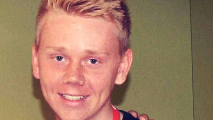 Prezentatorul Charlie Mott a fost găsit mort în baie, strangulat cu ...