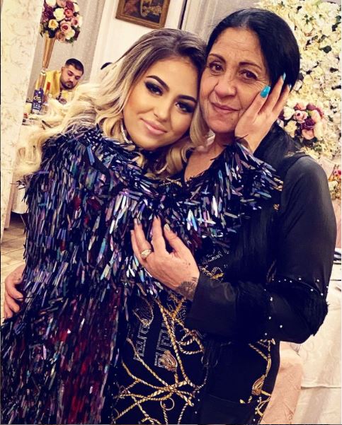 Petruța, sora lui Babi Minune, păzită de mamă mai ceva ca un bodyguard ...