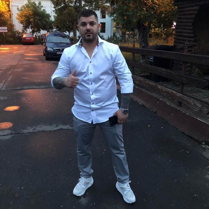 Un interlop din Iași își amenință rivalii cu sabia în plină stradă ...