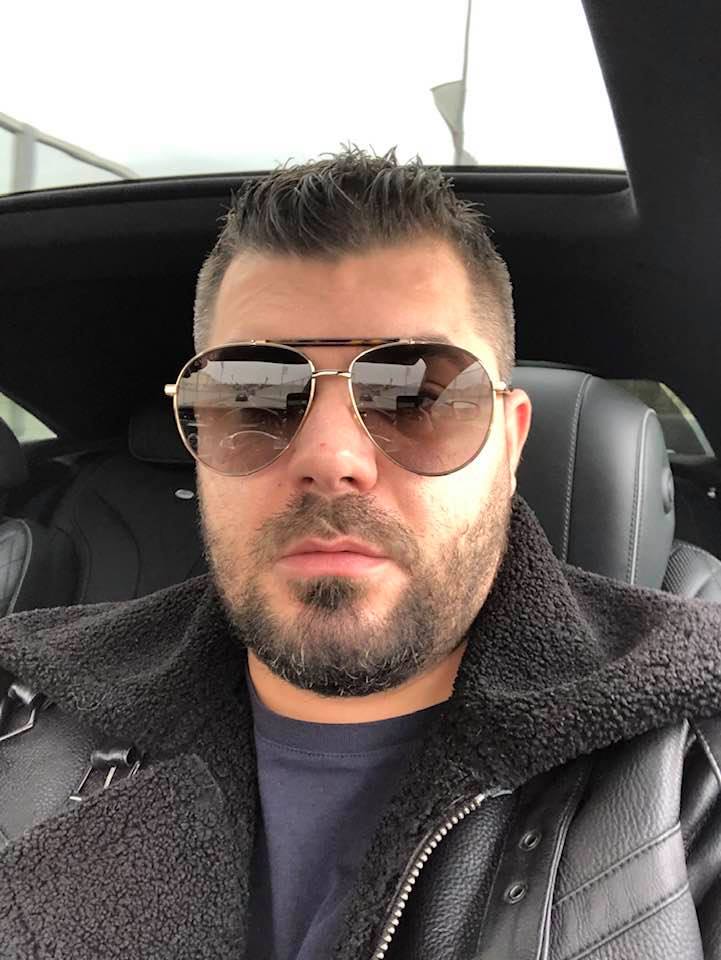 Un interlop din Iași își amenință rivalii cu sabia în plină stradă ...
