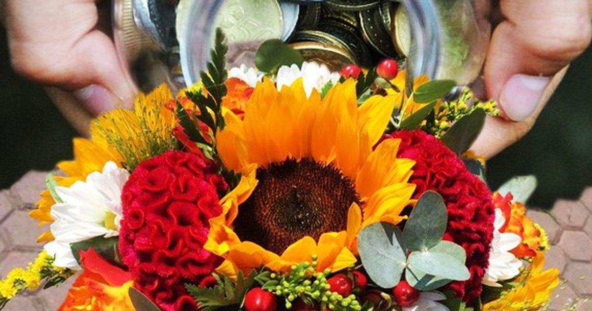 Un băiat din Iași a vrut să cumpere un buchet de flori, dar nu avea ...