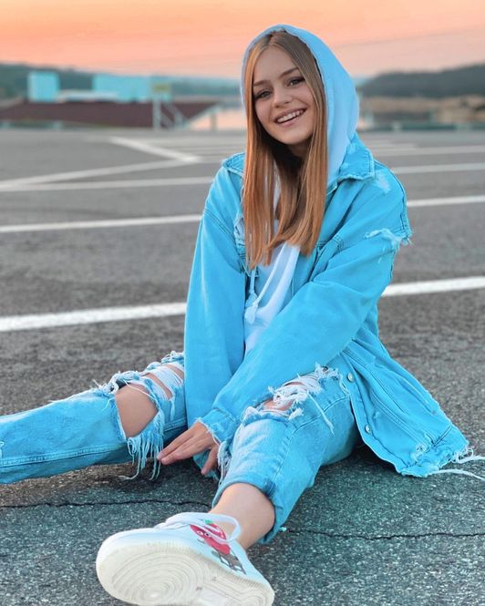 Cine este Ana Beregoi. La numai 14 ani, are peste 500.000 de fani pe ...