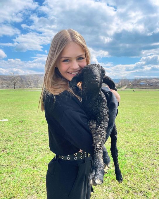 Cine este Ana Beregoi. La numai 14 ani, are peste 500.000 de fani pe ...