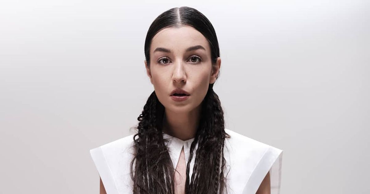 Cine este Emaa, solista care interpretează „Zburătorul”. Cântăreața a ...