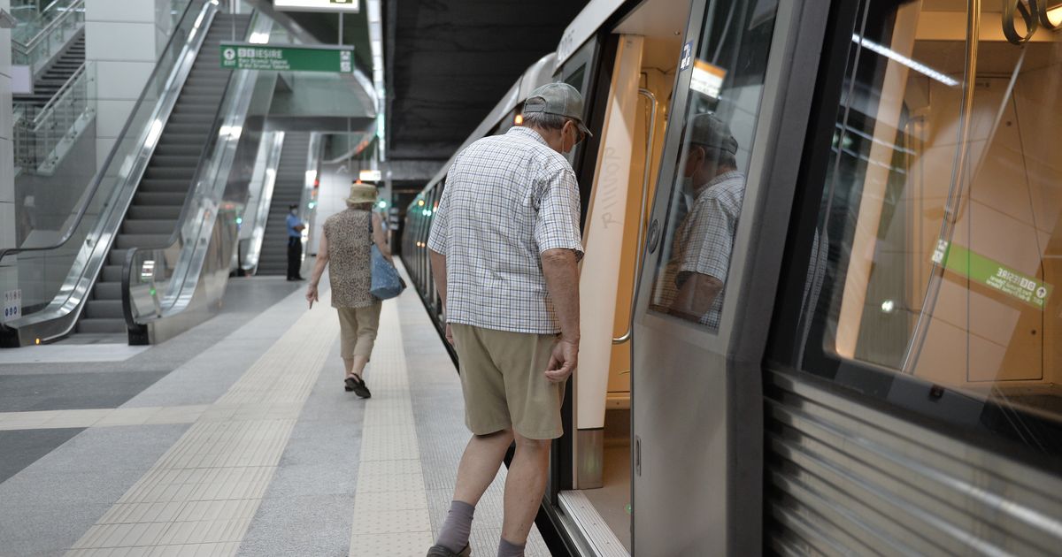 Metrorex dă cartele de metrou călătorilor în schimbul a cinci deșeuri ...