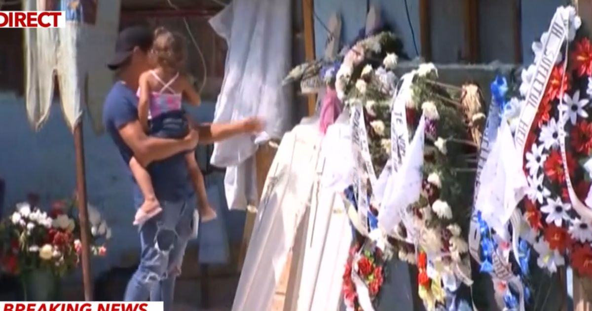 Imaginile durerii de la înmormântarea gemenilor morți la Ploiești! Mama ...