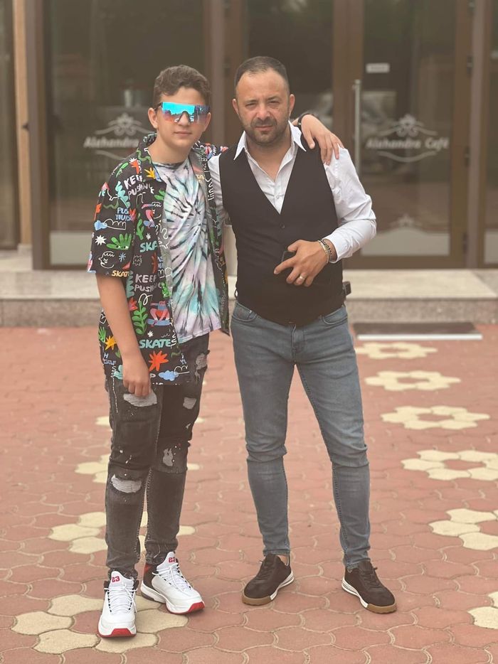 El e puștiul care face milioane de vizualizări pe YouTube! Povestea ...