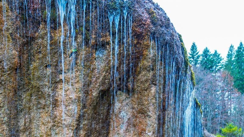 Cascada Urlătoarea – legende despre cascada din Bucegi. Obiectivul ...