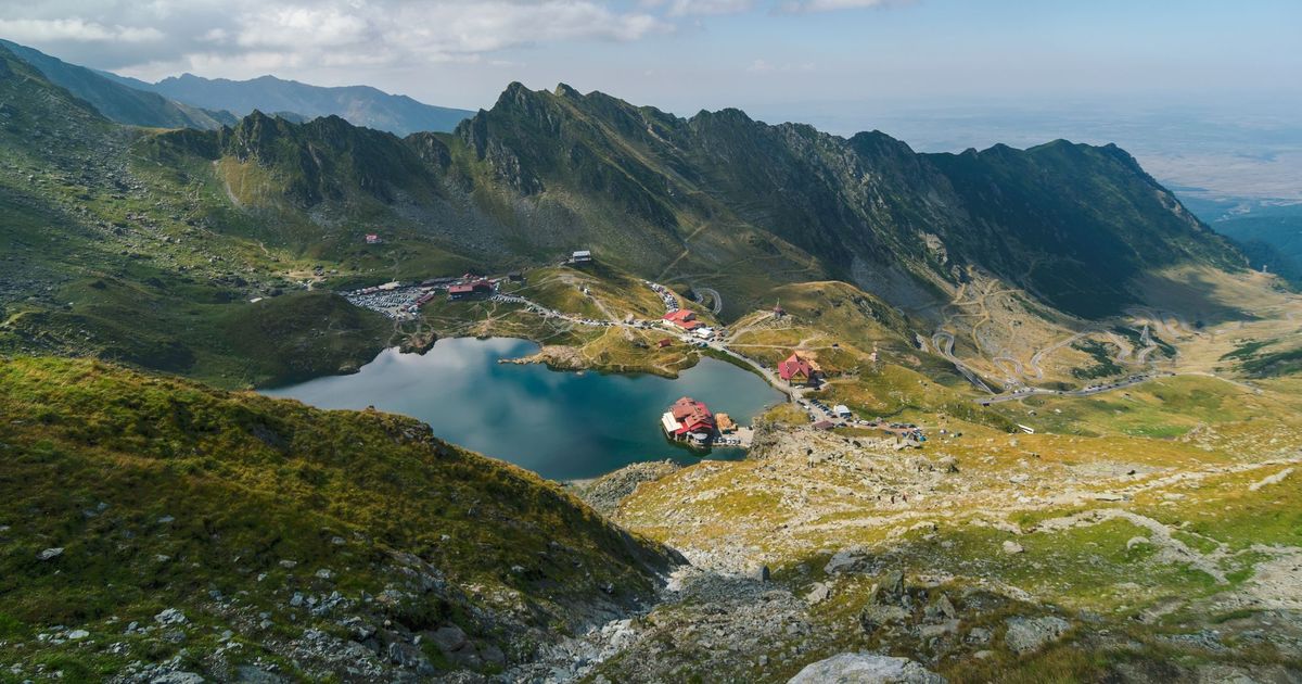 Cabane montane din România. Unde te poți caza în vârf de munte - WOWbiz.ro