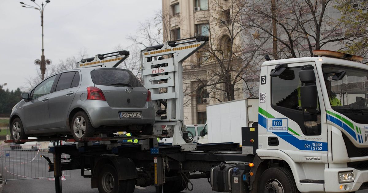 Vești proaste pentru șoferii români. Mașinile parcate pe trotuare vor fi ridicate de polițiști ...