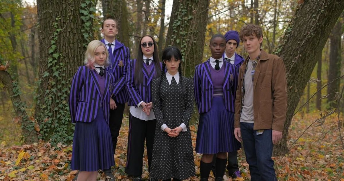 În ce orașe din România s-a filmat serialul „Wednesday”. Filmările au ...