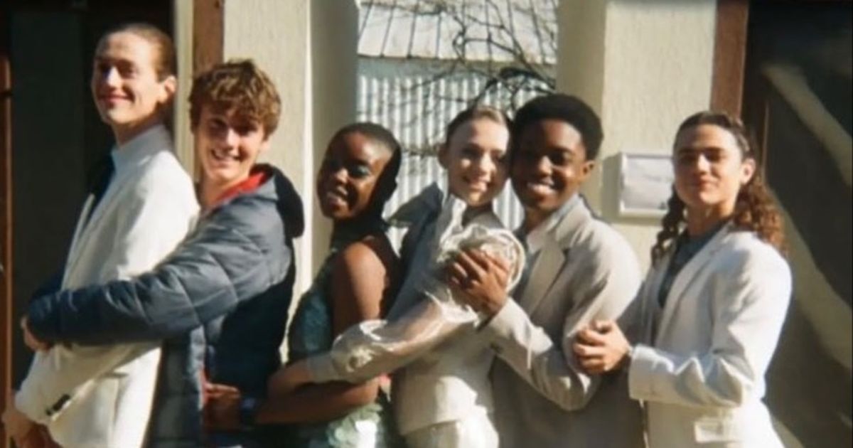 În ce locații din România s-a filmat serialul „Wednesday". Castelul ...