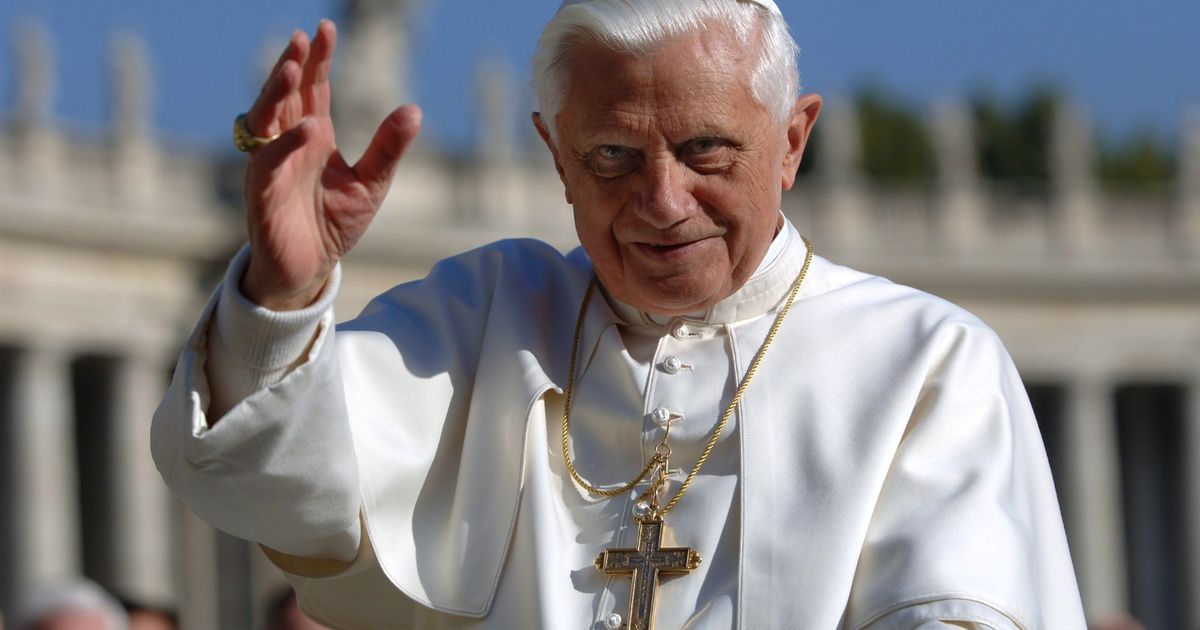 Papa Benedict al XVI-lea a murit! Suveranul Pontif s-a stins din viață ...