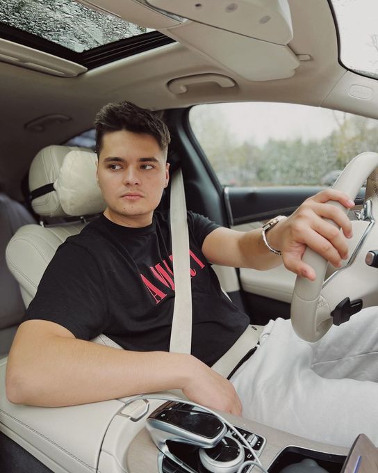 Cine este Selly. Biografie: vârstă, studii, carieră. Află care este numele real al artistului ...