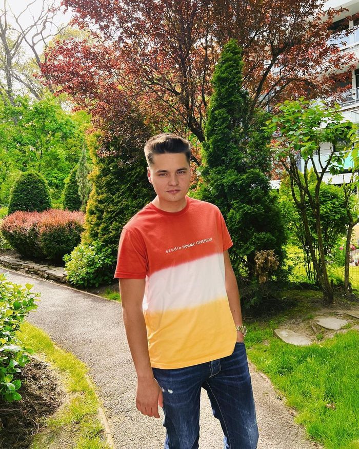 Cine este Selly. Biografie: vârstă, studii, carieră. Află care este ...