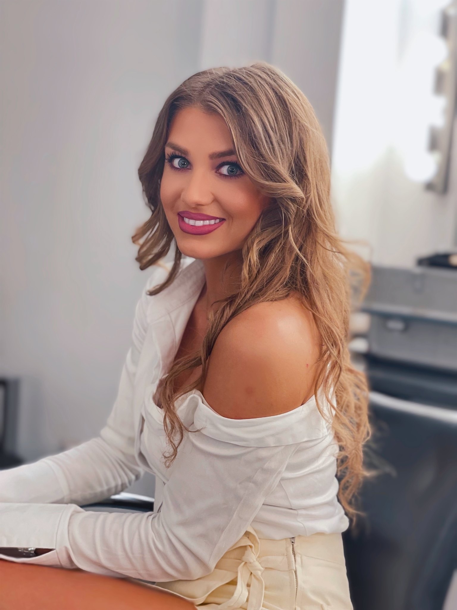 Cine este Codruța Sanfira? Biografie. Vârstă, studii, carieră, familie ...