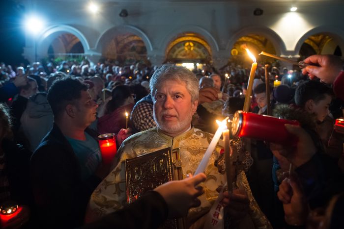 La ce oră începe slujba de Înviere de Paște 2023. Sfânta Lumină se ...