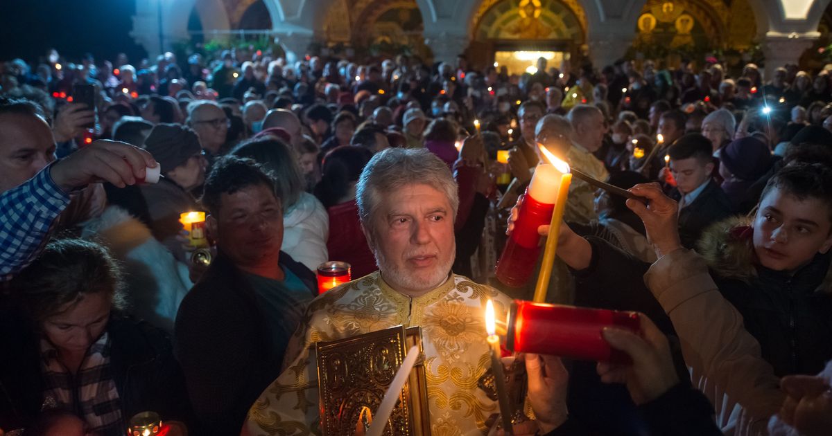 La ce oră începe slujba de Înviere de Paște 2023. Sfânta Lumină se ...