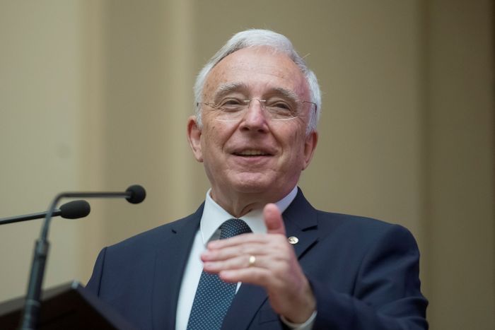 Cine este Mugur Isărescu. Biografie: vârstă, studii, avere. Economistul ...
