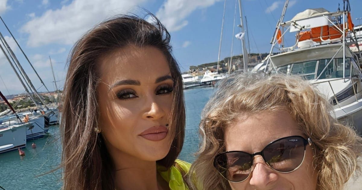 Ana-Maria Barnoschi, vacanță alături de mama sa, în insula Creta ...