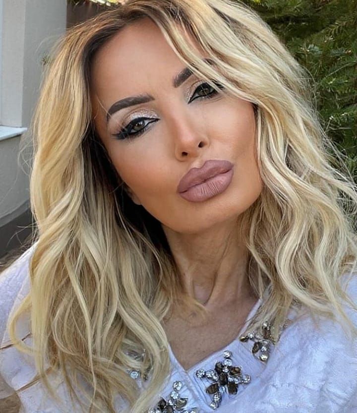 Cine este Daniela Gyorfi? Biografie: vârstă, studii, carieră. Artista ...