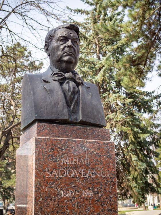 Cine a fost Mihail Sadoveanu? Biografie: studii, carieră, familie. Au ...