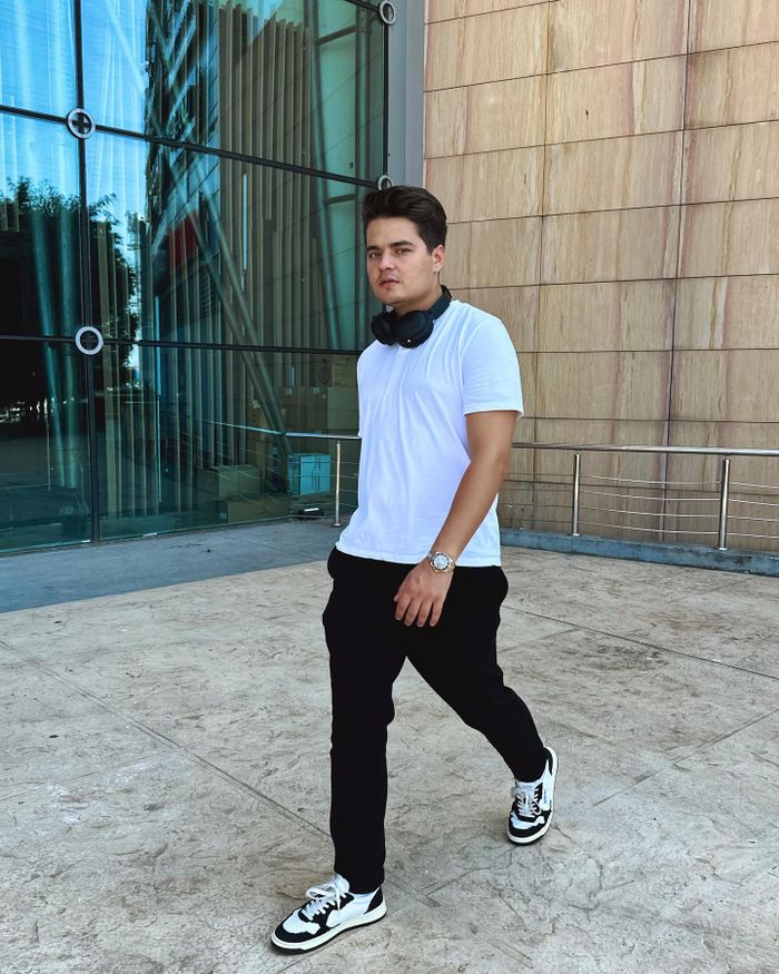 Selly, de 11 ani în mediul online! Celebrul vlogger încearcă ...