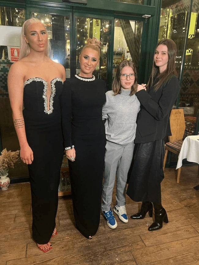 Anamaria Prodan se pregătește să devină bunică? Sexy impresara a pregătit deja garderoba ...