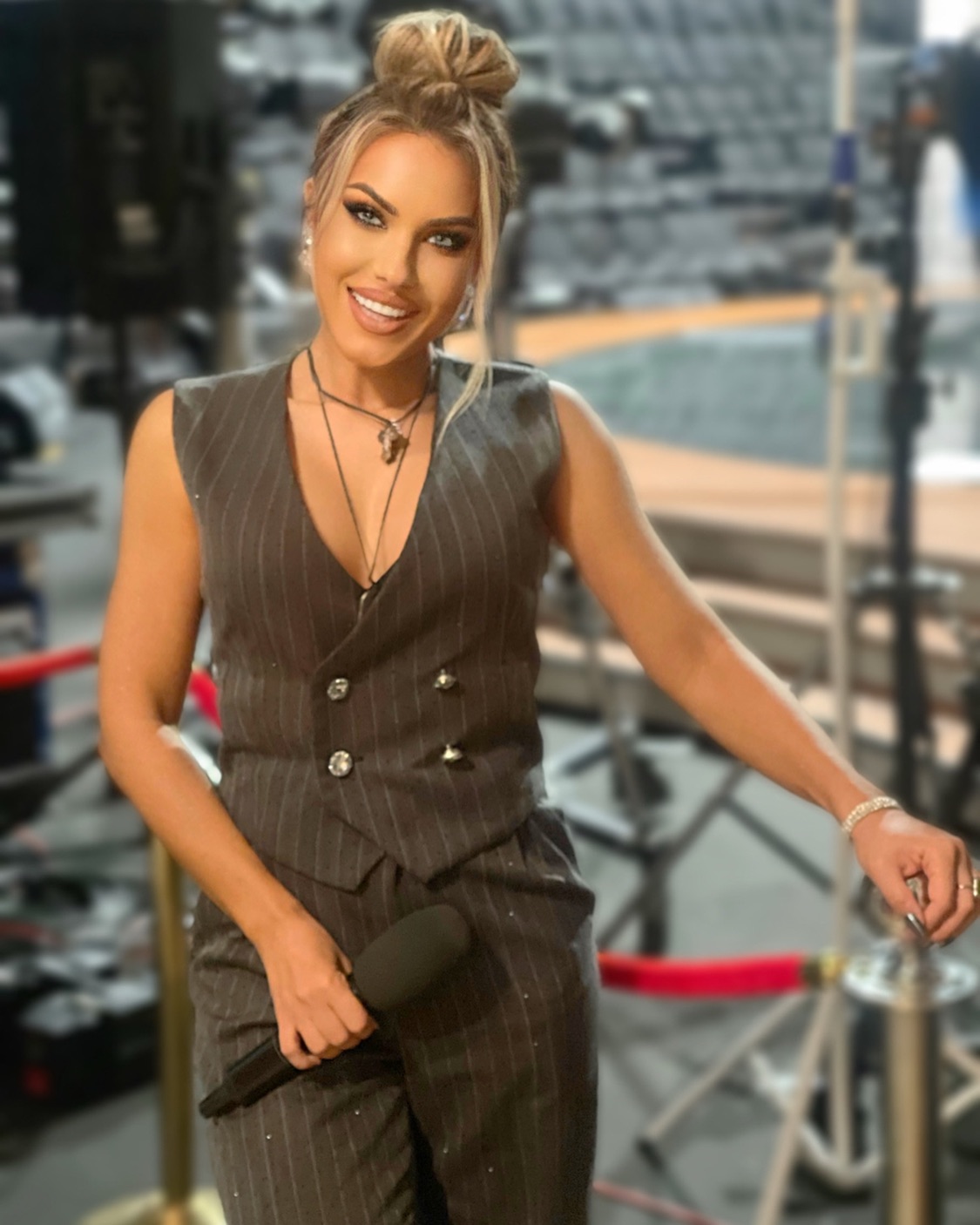 „Nu există altă variantă” Amna nu renunță la scenă nici de sărbători ...