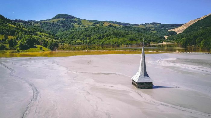 5 locuri spectaculoase de vizitat în România în acest an. Vezi unde se ...