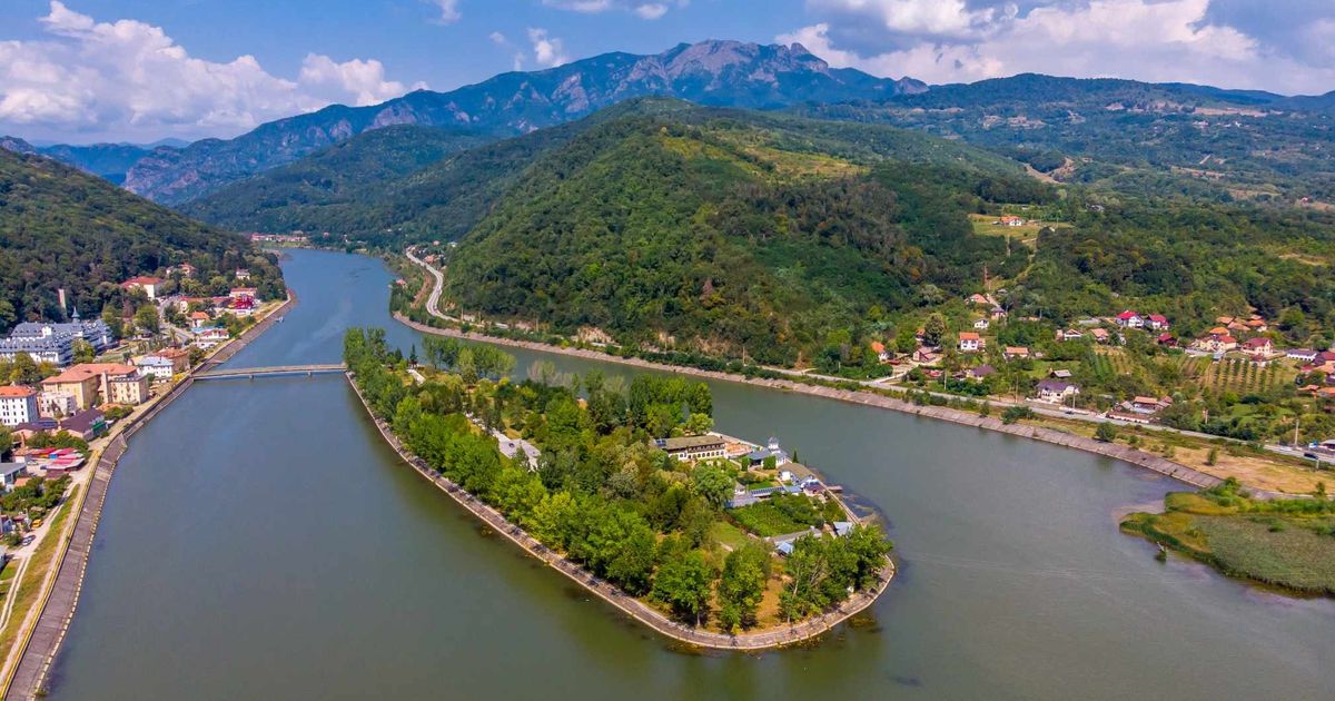 Unde se află unica insulă locuită din România. Legenda ei a început în ...