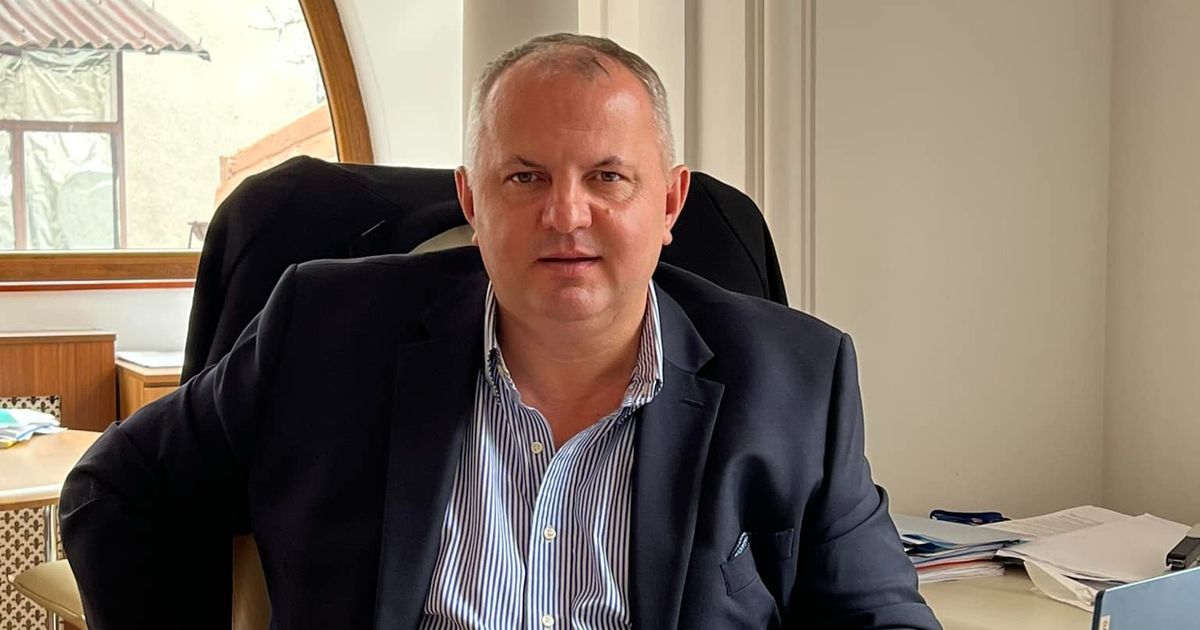 Cine e Avram Marius Gal, românul care vinde burgeri în foițe de aur la ...