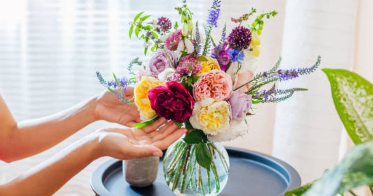Ce se pune la florile din vază ca să reziste mai mult. Trucul pe care ...