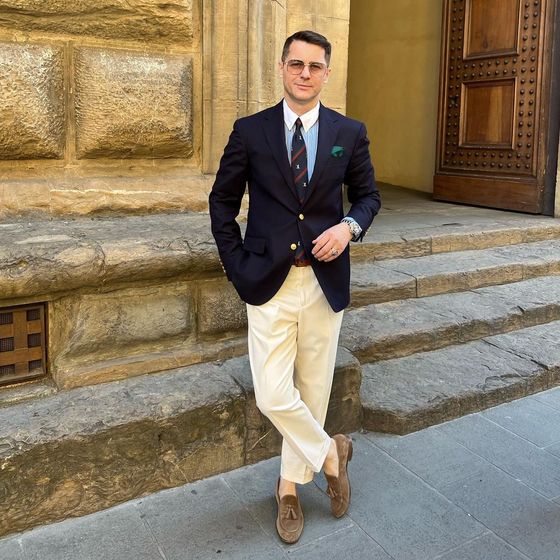 Cine este Adi Sînă? Biografie: vârstă, carieră, familie. Cântărețul a ...