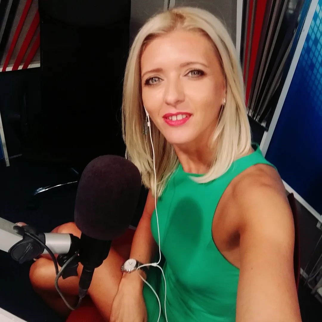 O vedeta din Romania isi trateaza fanii cu spatele, dar acestia nu se ...