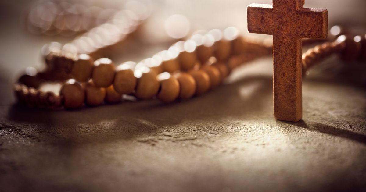 Rugăciunea rozariului catolic. Ce le aduce credincioșilor care o ...