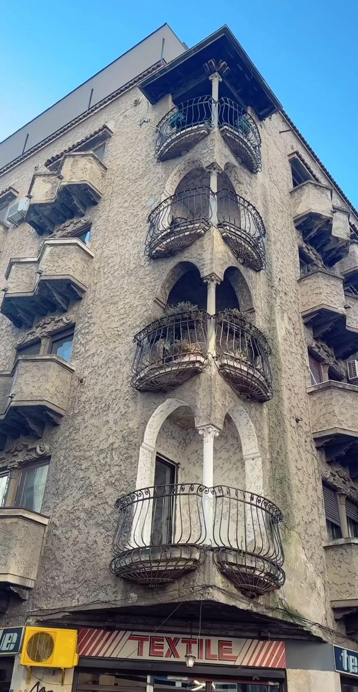Clădirea din București care îți amintește de Barcelona! Care este ...