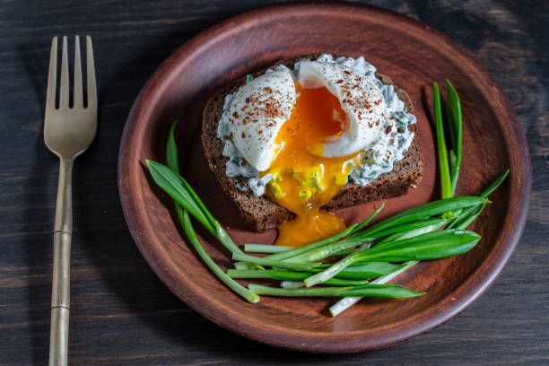 Secretul pentru cele mai bune ouă fierte moi. Cât se lasă de fapt ouăle ...