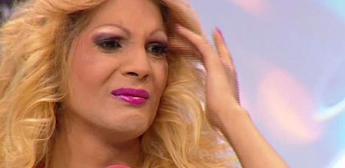A murit Naomy, cântăreața transgender care făcea furori în România în ...