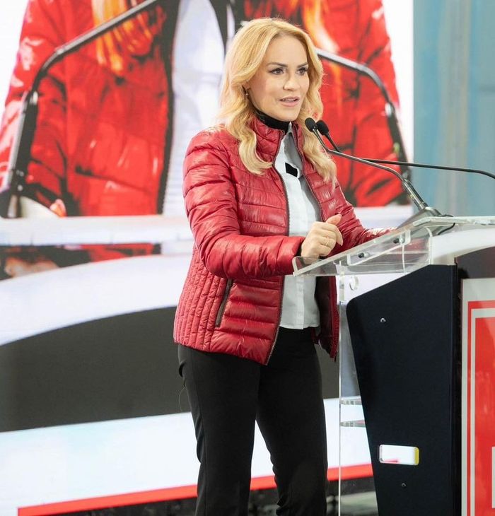 Mesajul pe care Gabriela Firea îl transmite prin intermediul hainelor ...