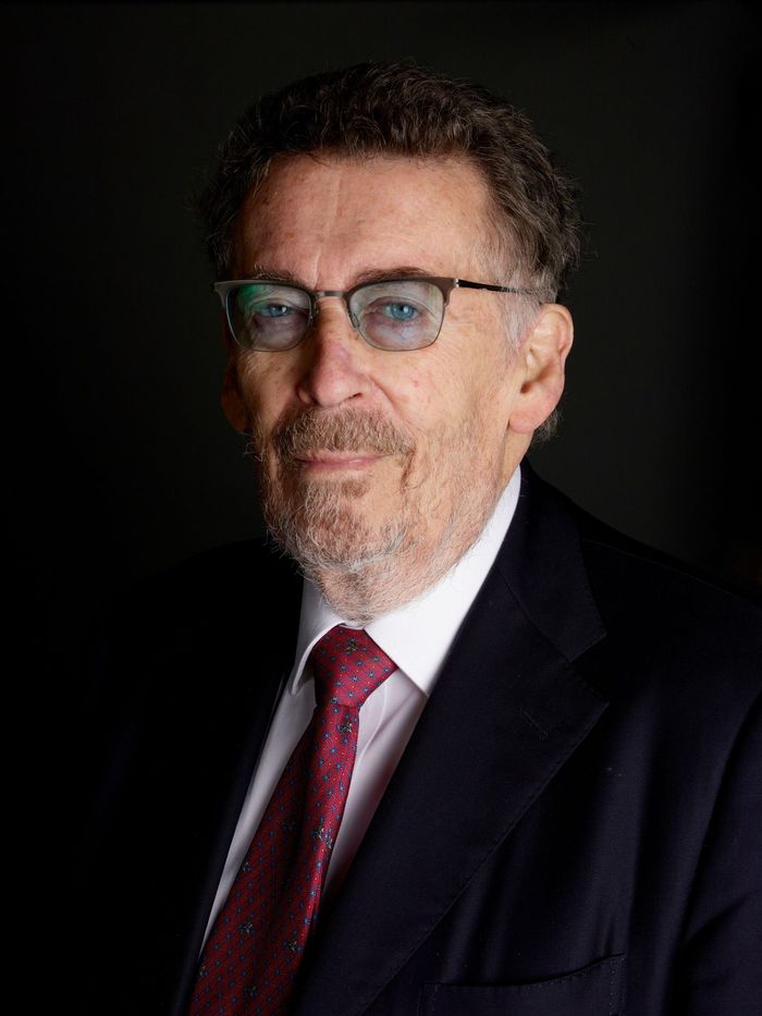 Câți ani are și cum arată în prezent Robert Powell, actorul care l-a ...