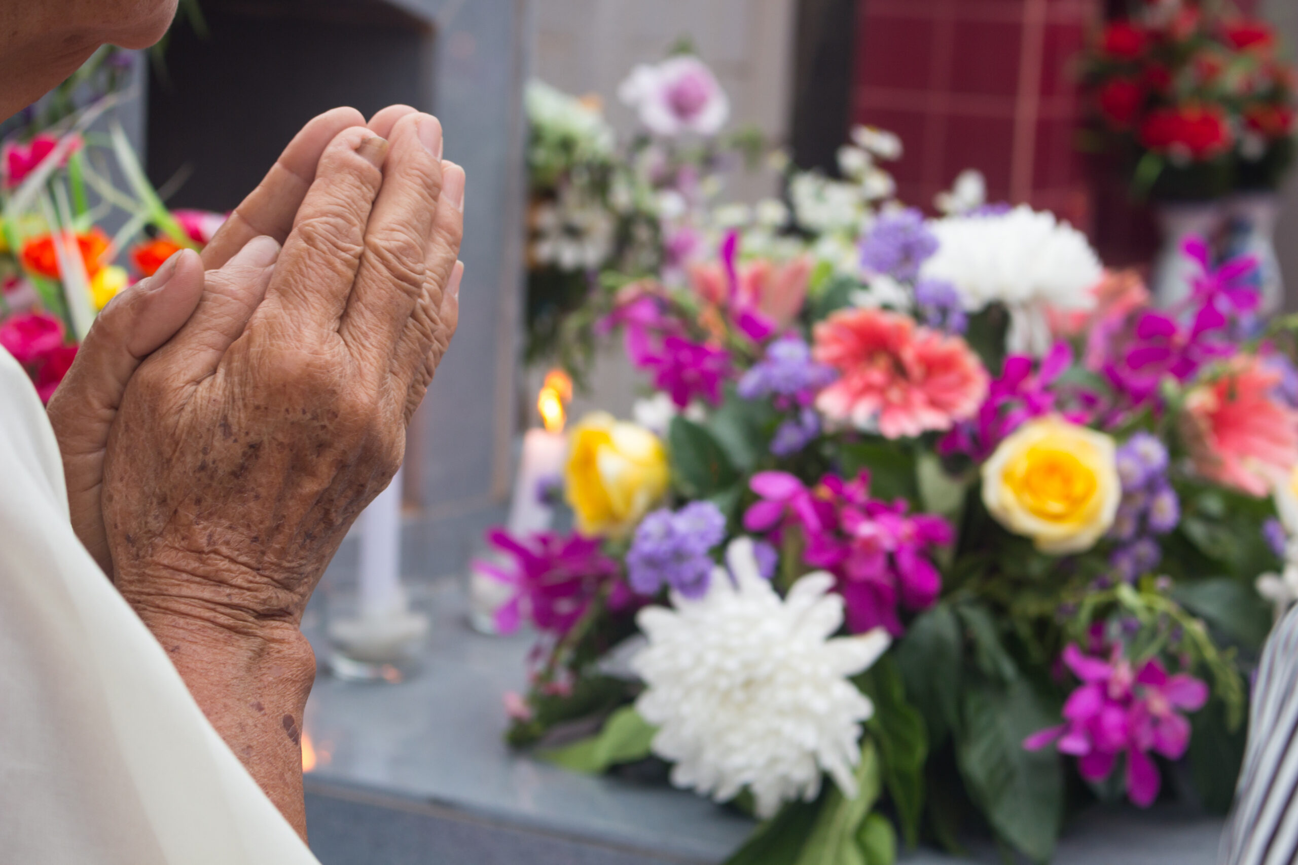 Ce se dă de pomană de Paștele Blajinilor 2024. Oamenii merg la cimitire ...