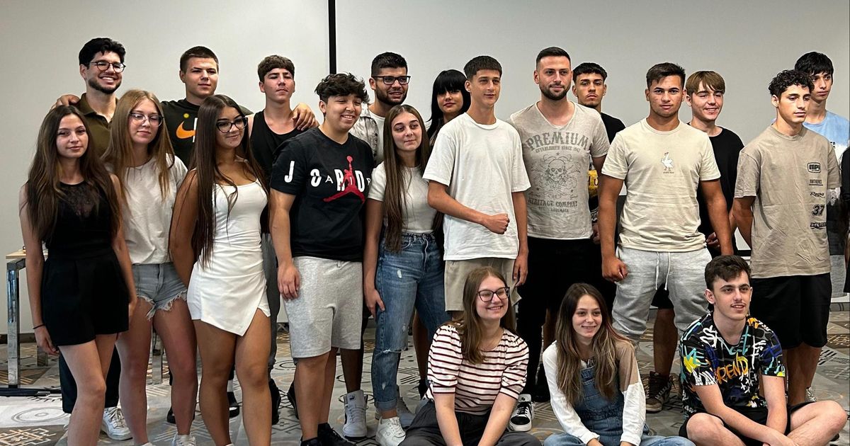 Radu Andrei Tudor, prezentatorul NEWSTIME de la Kanal D2, în mijlocul ...