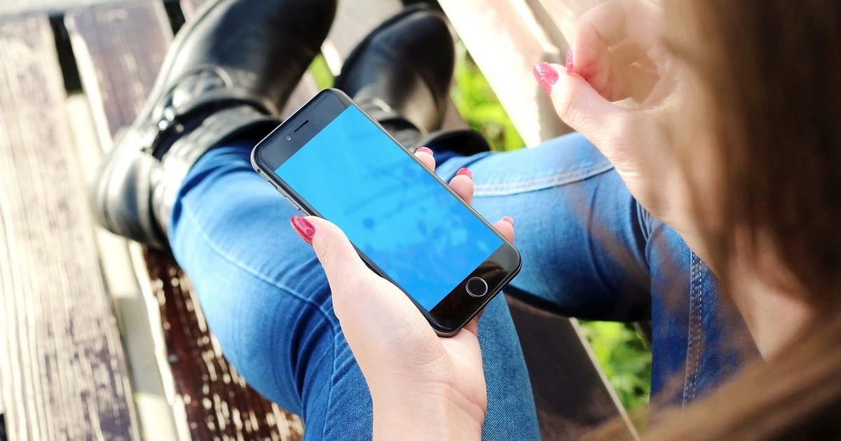 Țara din Uniunea Europeană care ar putea interzice telefoanele mobile ...