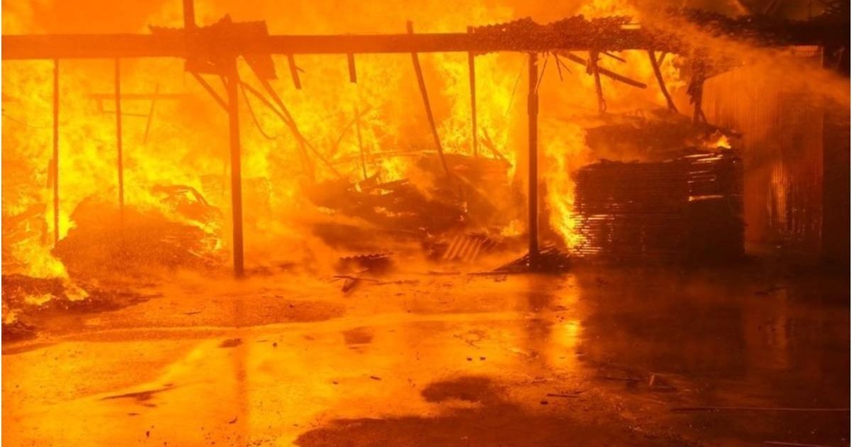 Incendiu puternic la o fabrică de sicrie din Bihor! Pompierii s-au ...