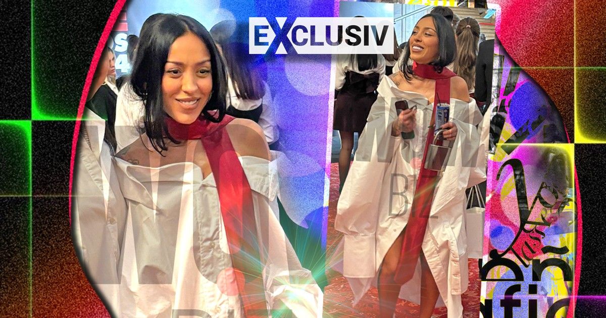 Alertă de apariție sexy! Ruby a ieșit din casă doar în cămașă albă și cravată. Artista a furat ...