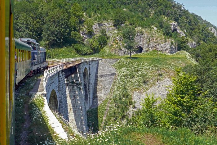 Cât costă o călătorie pe cel mai frumos traseu cu trenul din România ...