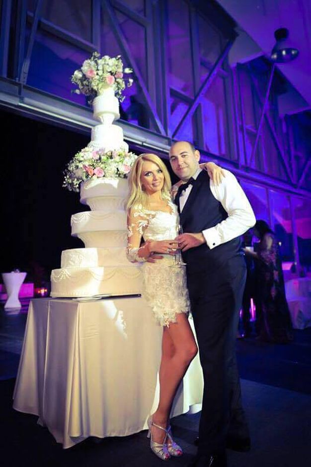 Leo de la Strehaia o sprijină pe Laura Vicol după ce a fost arestată preventiv în dosarul Nordis ...