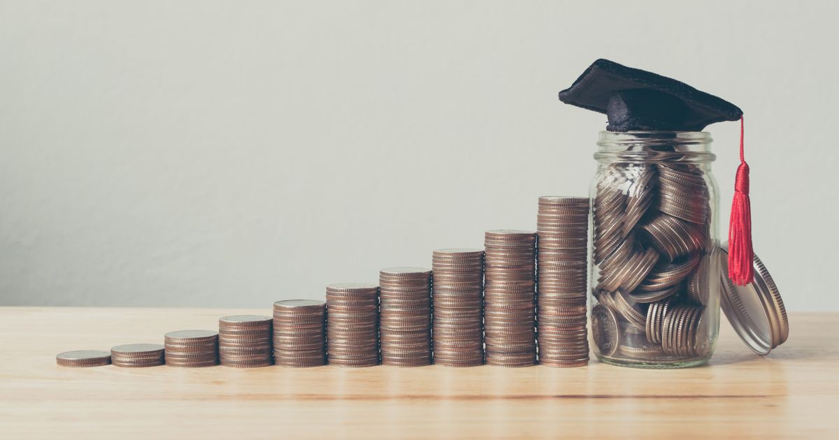 Când intră bursele școlare în aprilie 2025. Data la care elevii vor ...