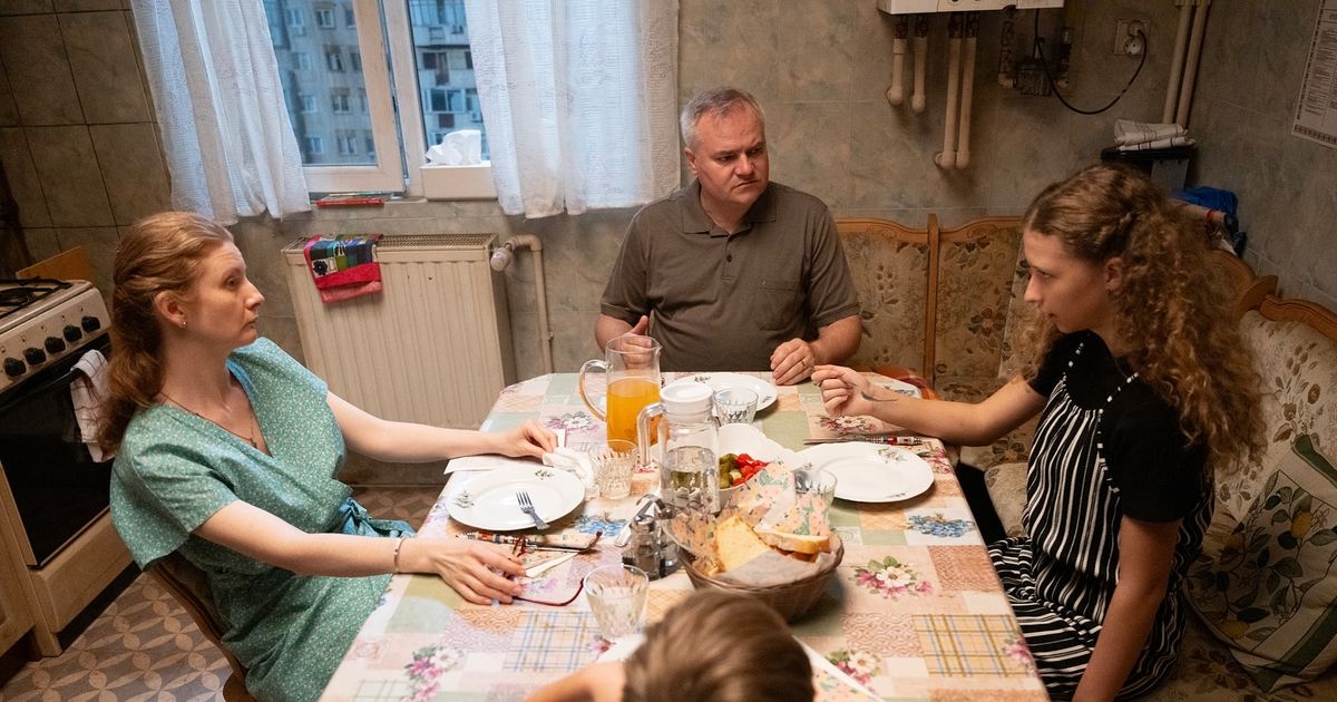 Cine sunt actorii din serialul „Scara B”. Distribuția completă - WOWBiz